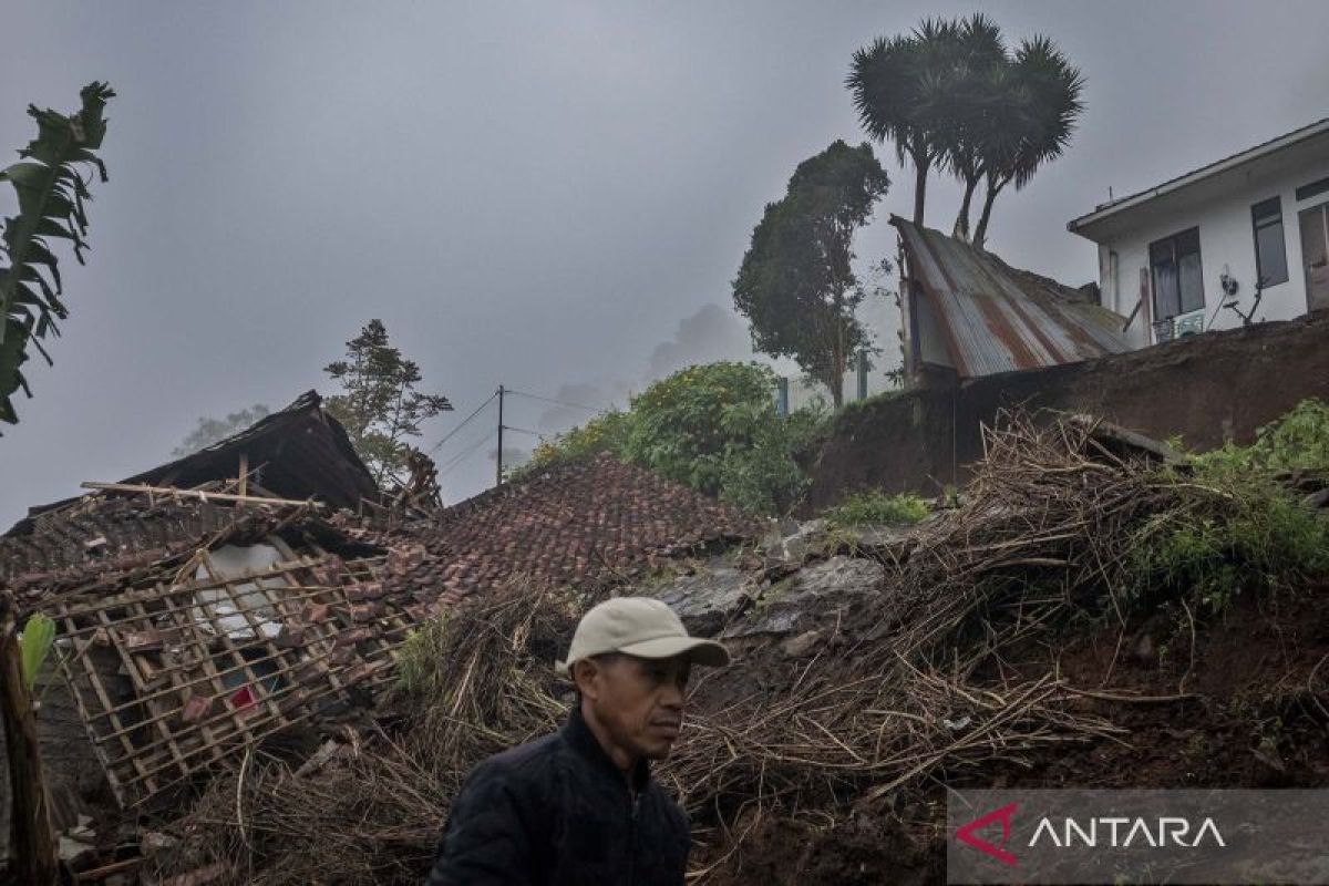 Sejumlah rumah rusak diterjang tanah longsor di Lembang - ANTARA News