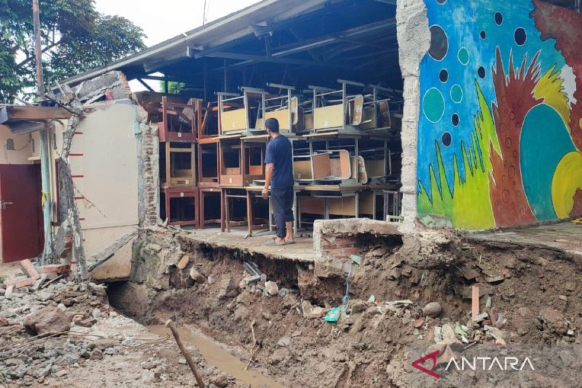 Tembok SMA 103 Jakarta yang roboh dalam proses perbaikan - ANTARA News