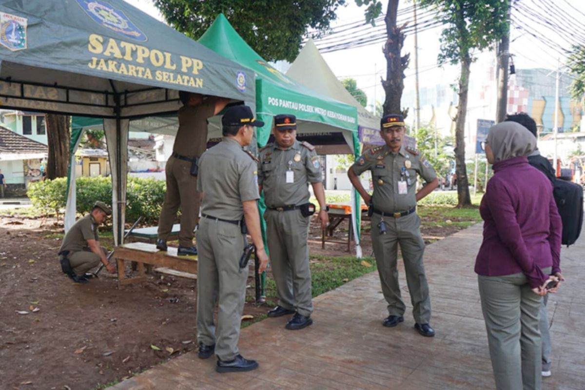 Satpol PP Jaksel tindak PKL langgar aturan di Blok M - ANTARA News
