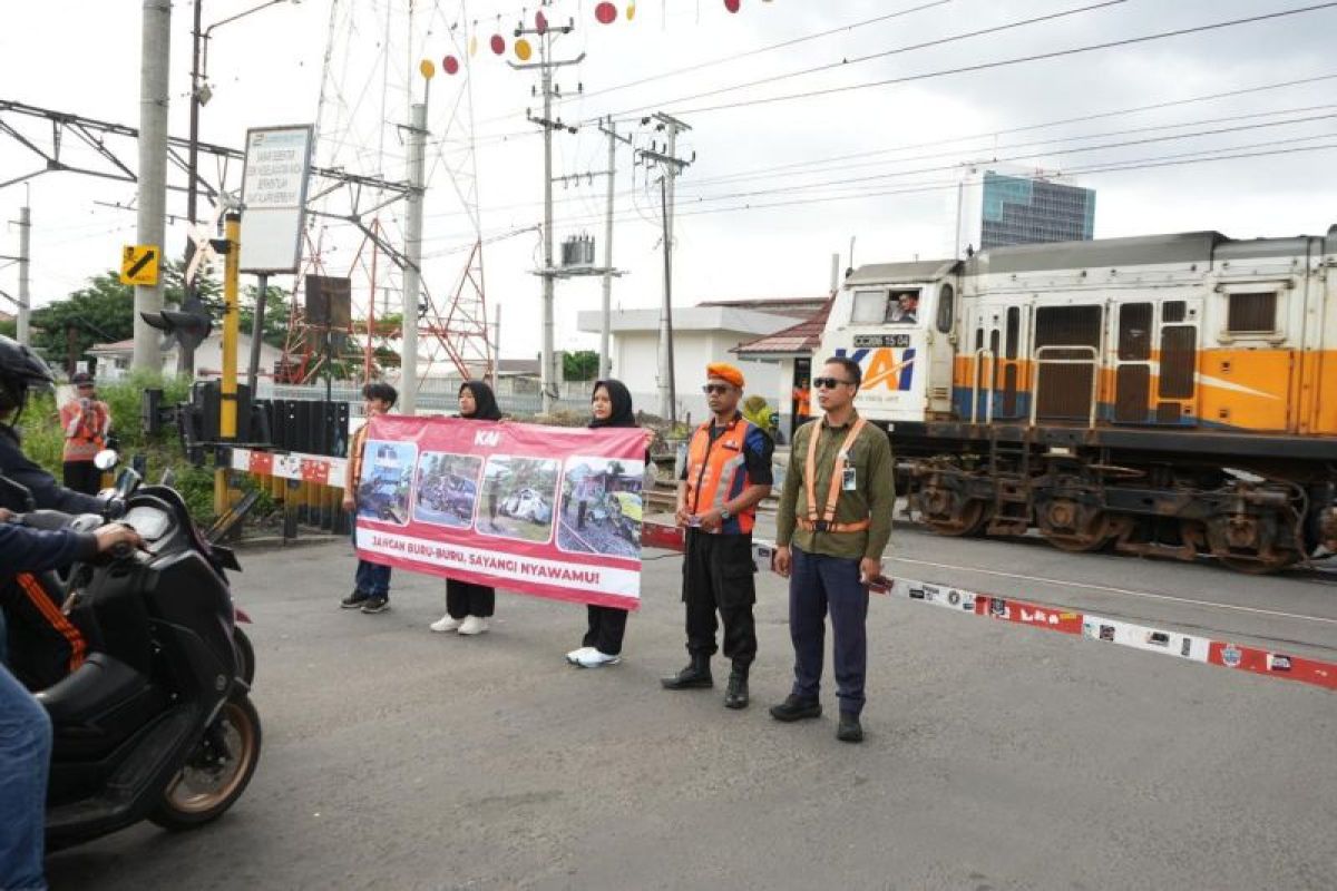 KAI Daop 6 imbau masyarakat hati-hati berkendara di perlintasan sebidang - ANTARA News ...