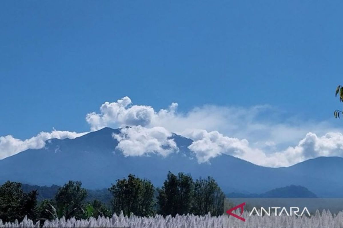 Gunung Raung erupsi dengan letusan 600 meter di atas puncak - ANTARA News