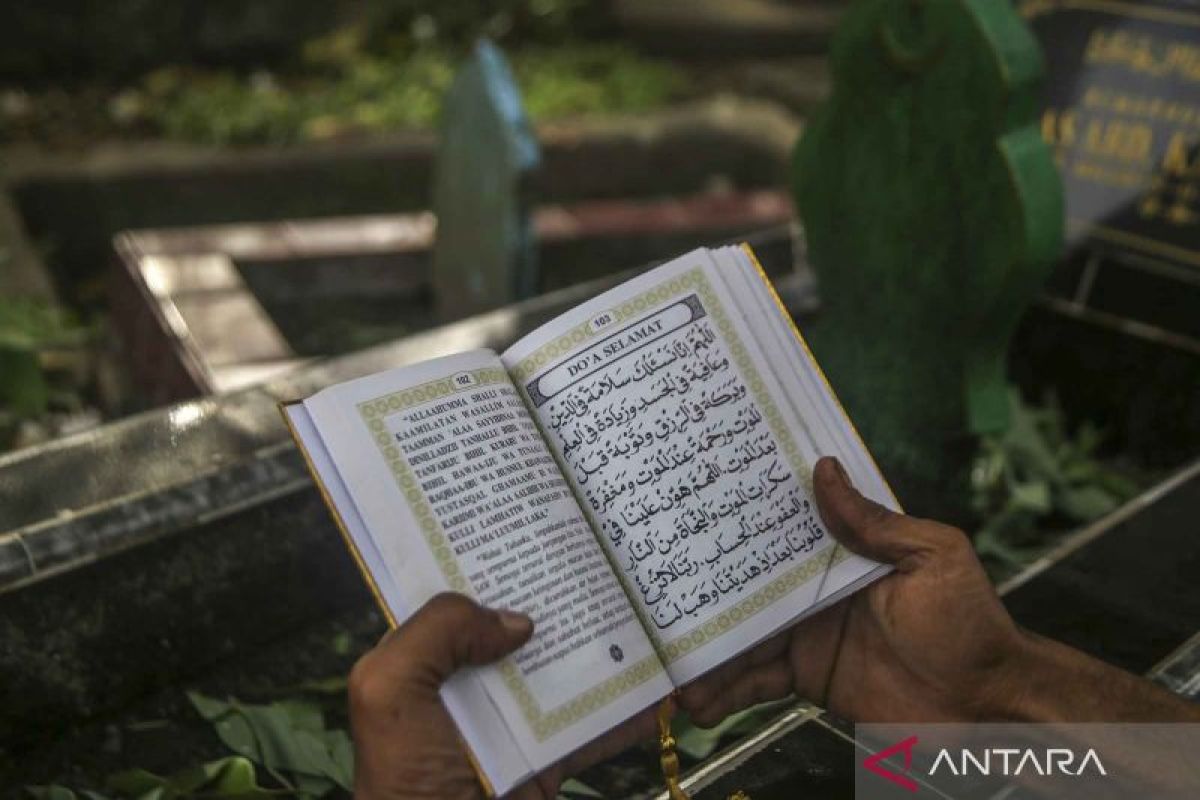 Tradisi ziarah kubur pada Hari Raya Idul Adha di Ternate - ANTARA News