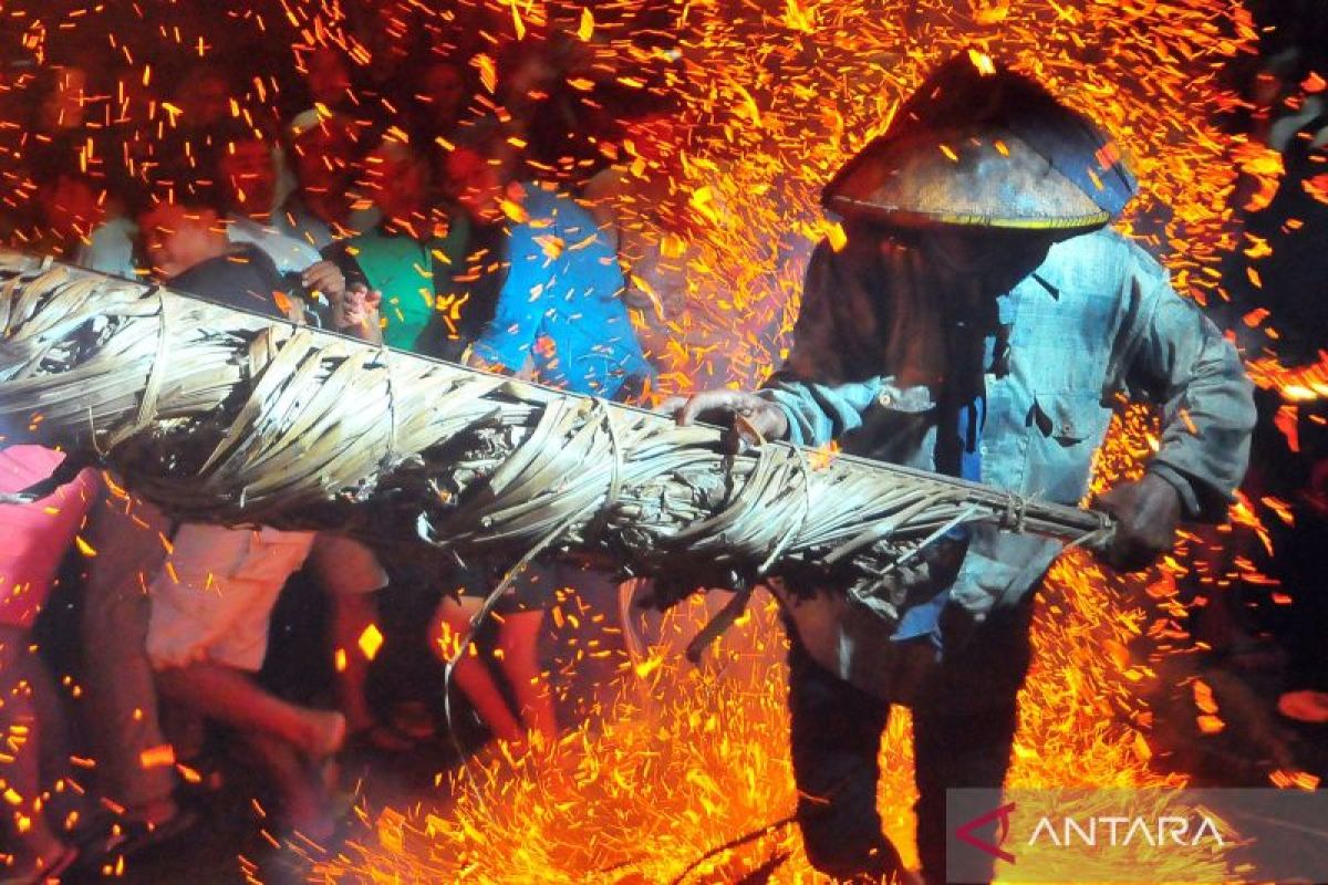 Tradisi perang obor di Jepara - ANTARA News