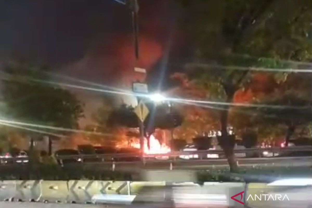 Sebuah mobil terbakar di Jalan Letjen S. Parman Jakbar - ANTARA News