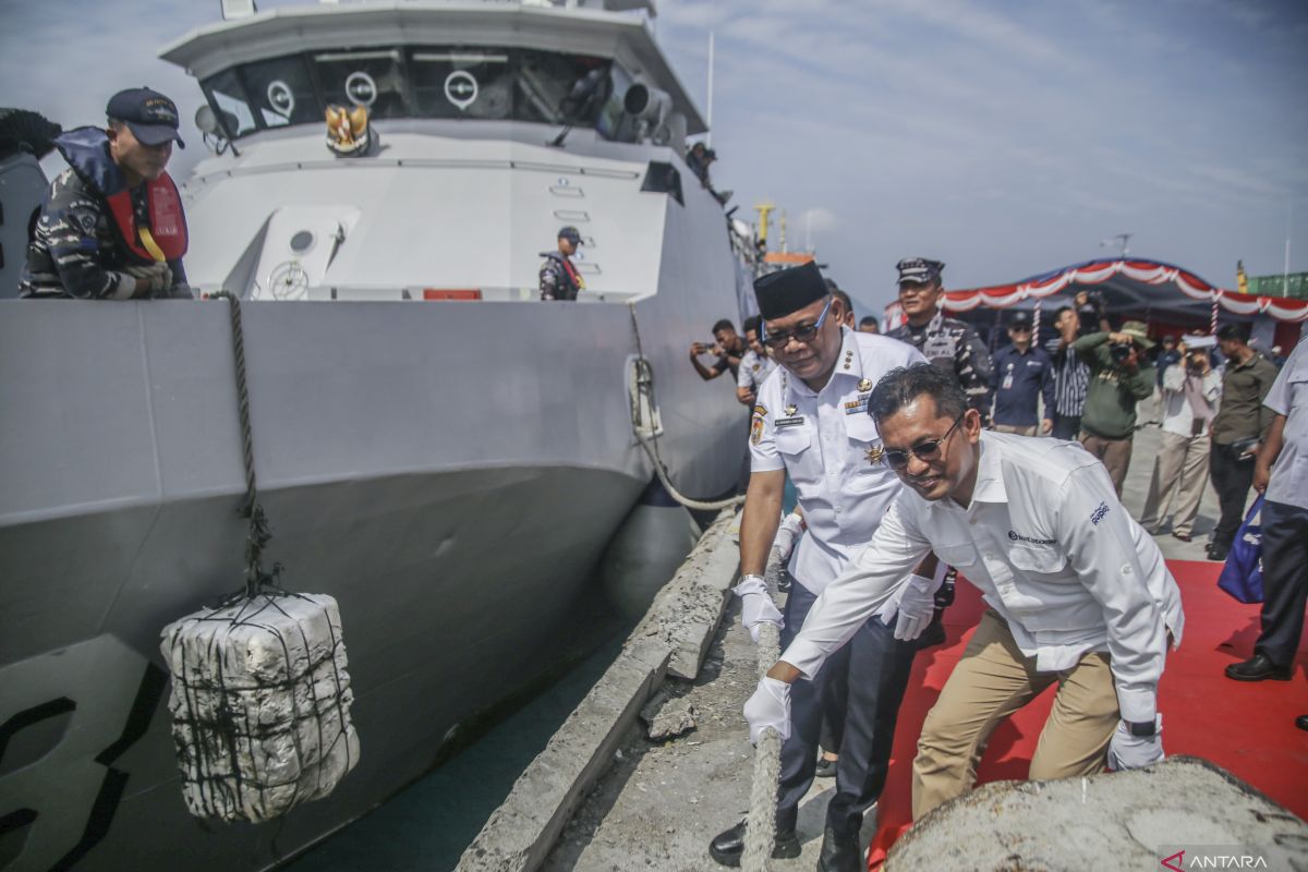 KRI Tatihu-853 distribusikan uang layak edar sejumlah Rp4 miliar dalam ...