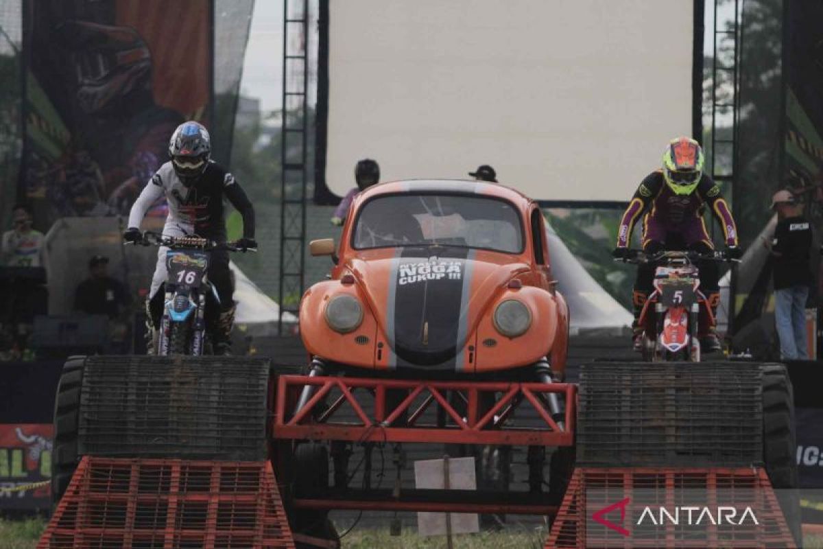 Atraksi para pembalap di kejuaraan motocross dan grasstrack Trial Game Dirt 2025 - ANTARA News