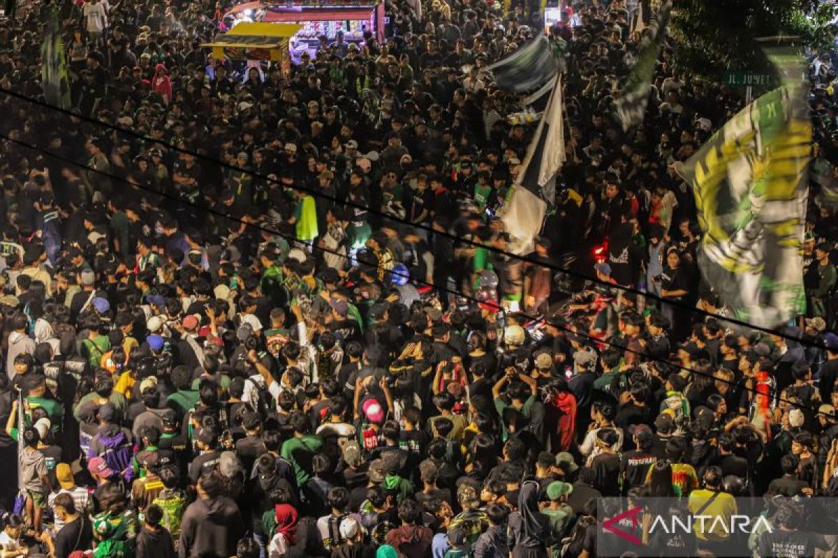 Persebaya HUT ke-98, ratusan Bonek Mania nyalakan suar - ANTARA News