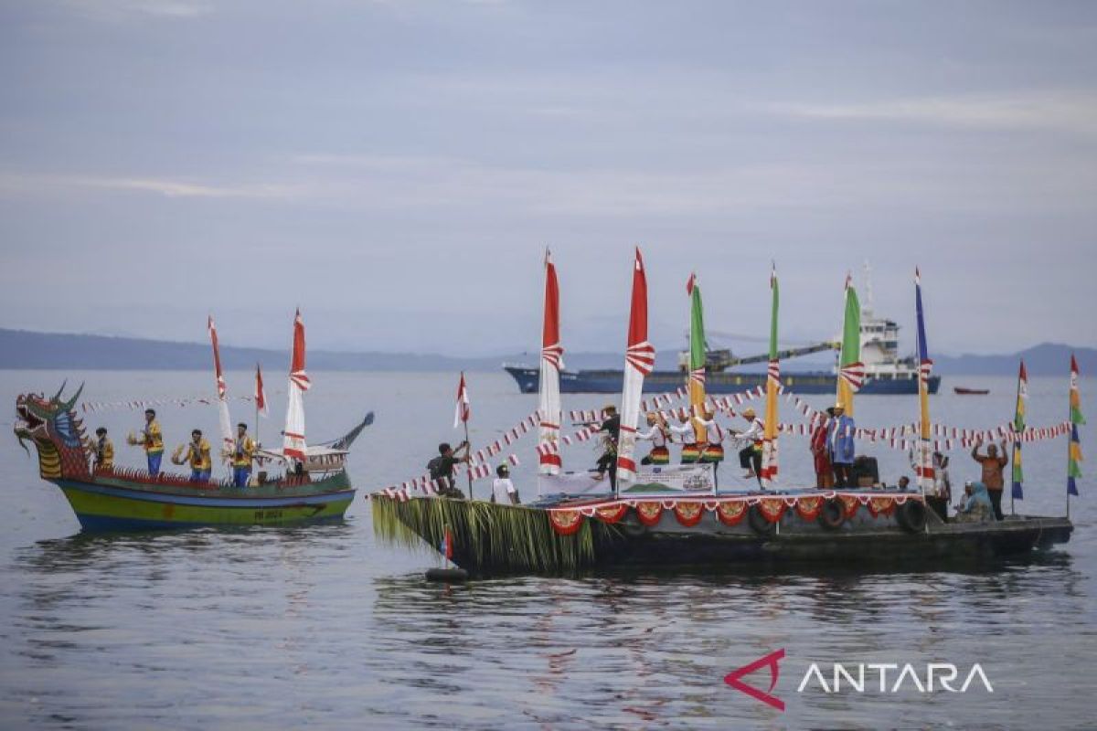 Tarian soya-soya di atas perahu hias meriahkan Festival Kora-Kora 2025 ...