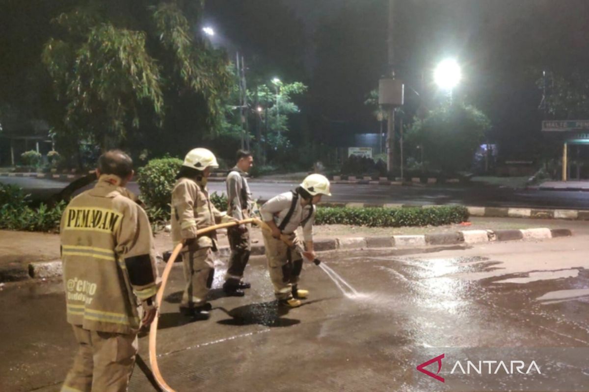 Gulkarmat Jaktim bersihkan tumpahan material bangunan di dua lokasi - ANTARA News