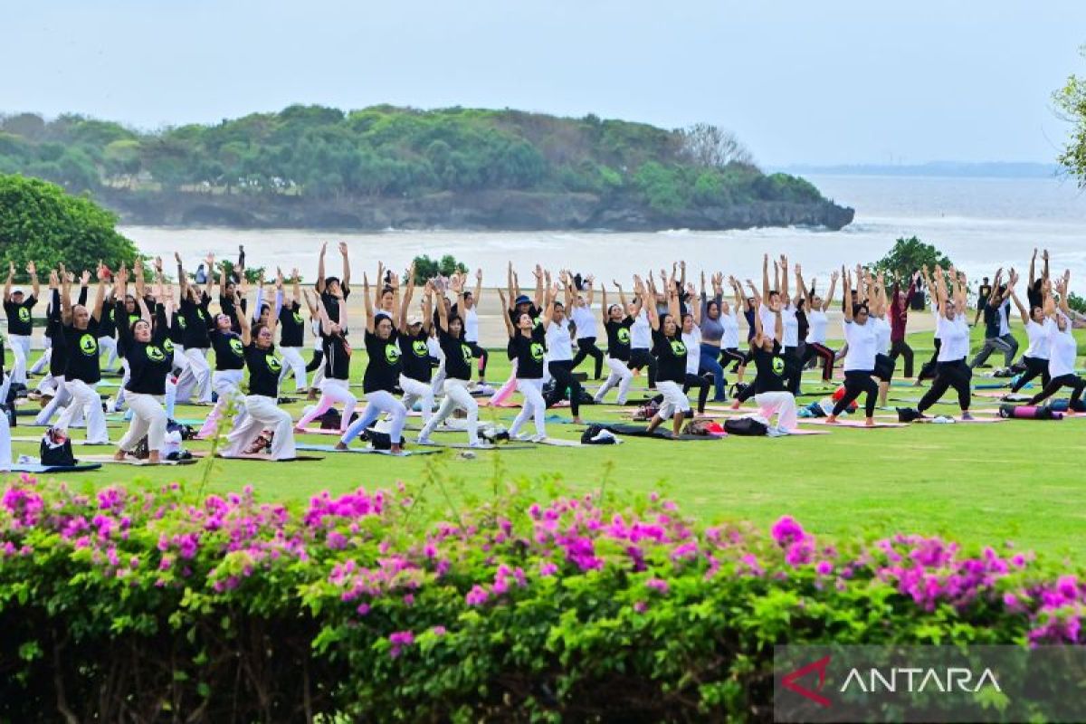 Ribuan orang rayakan Hari Yoga Internasional 2025 di Pulau Peninsula Bali - ANTARA News