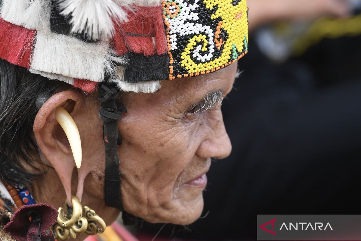 Potret kehidupan dan tato unik Suku Dayak Kenyah di Kalimantan Timur ...