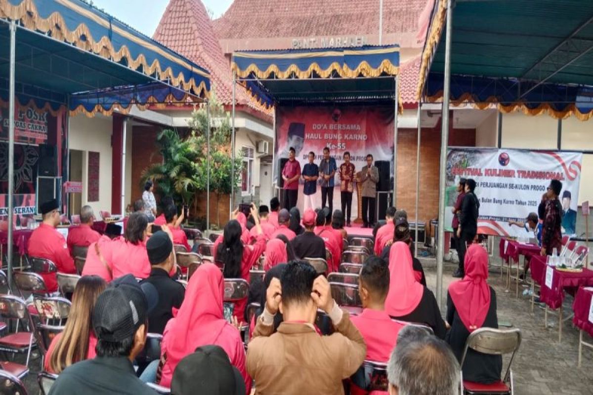 DPC PDI Perjuangan Kulon Progo gelar doa Haul ke 55 Bung Karno - ANTARA ...