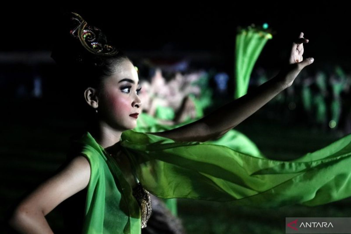 Tari Lengger Banyumasan tampil massal dalam acara kolaborasi 2.000 ...