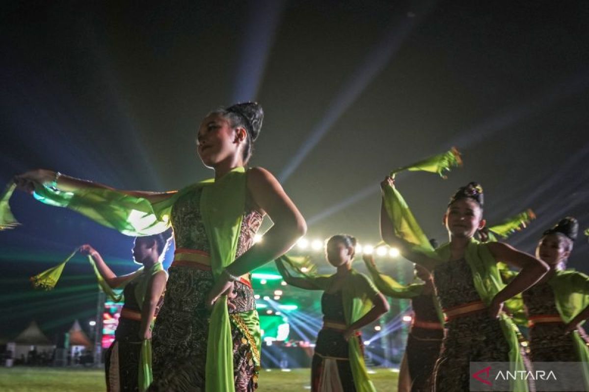 Tari Lengger Banyumasan tampil massal dalam acara kolaborasi 2.000 ...