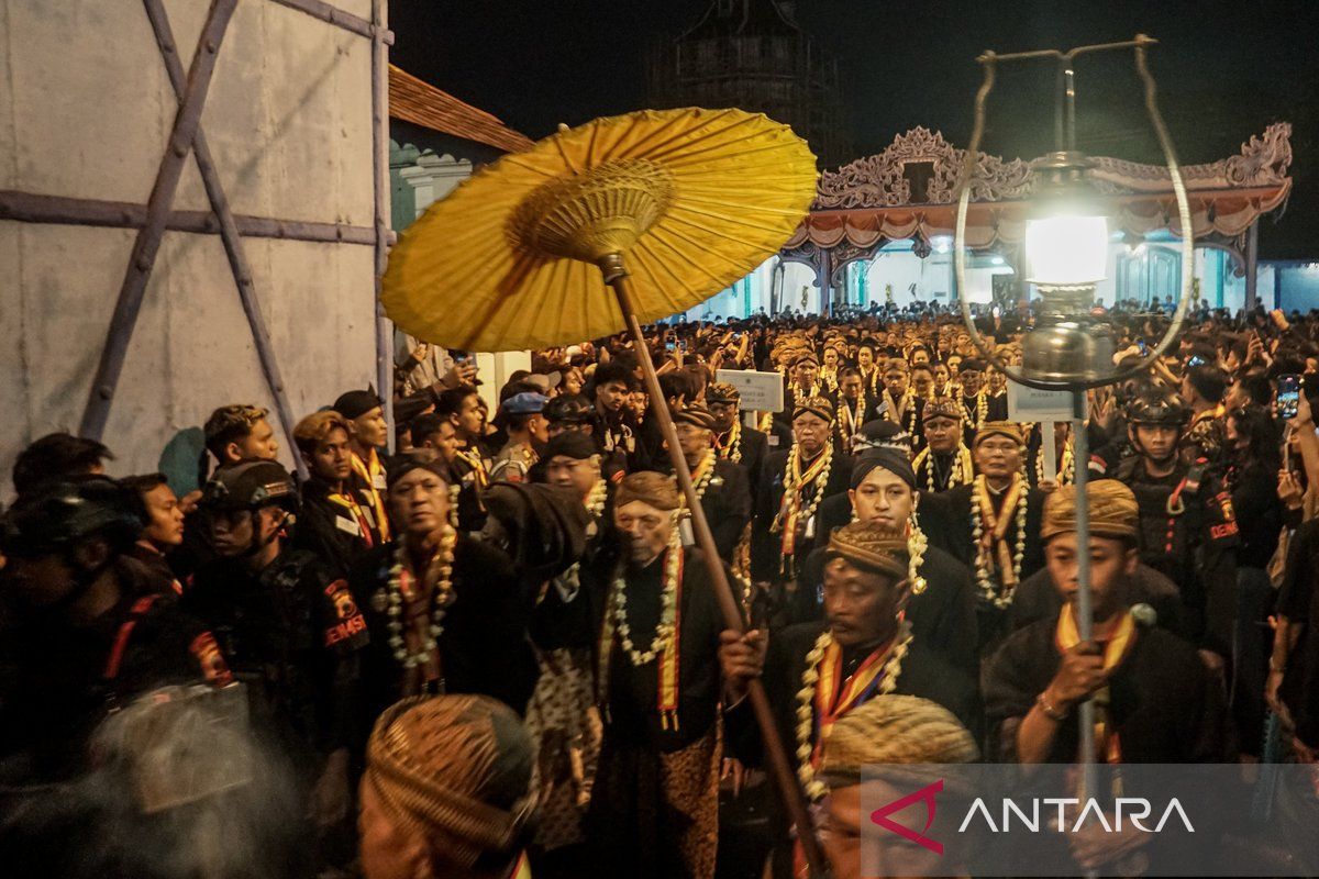 Kirab malam Satu Sura di Keraton Kasunanan Surakarta, kerbau bule jadi pusat perhatian - ANTARA News