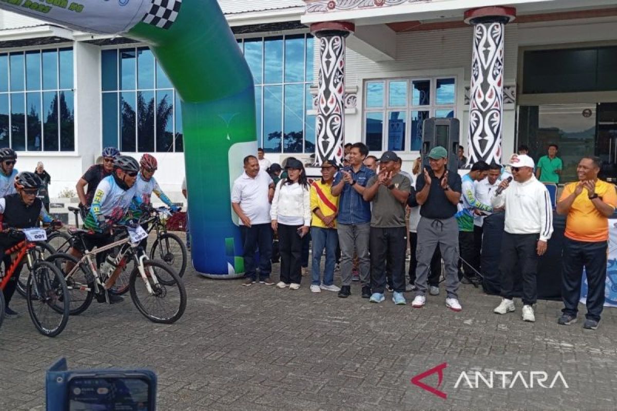 Bersepeda di sisi Danau Toba untuk "kartu hijau" Geopark Kaldera Toba ...