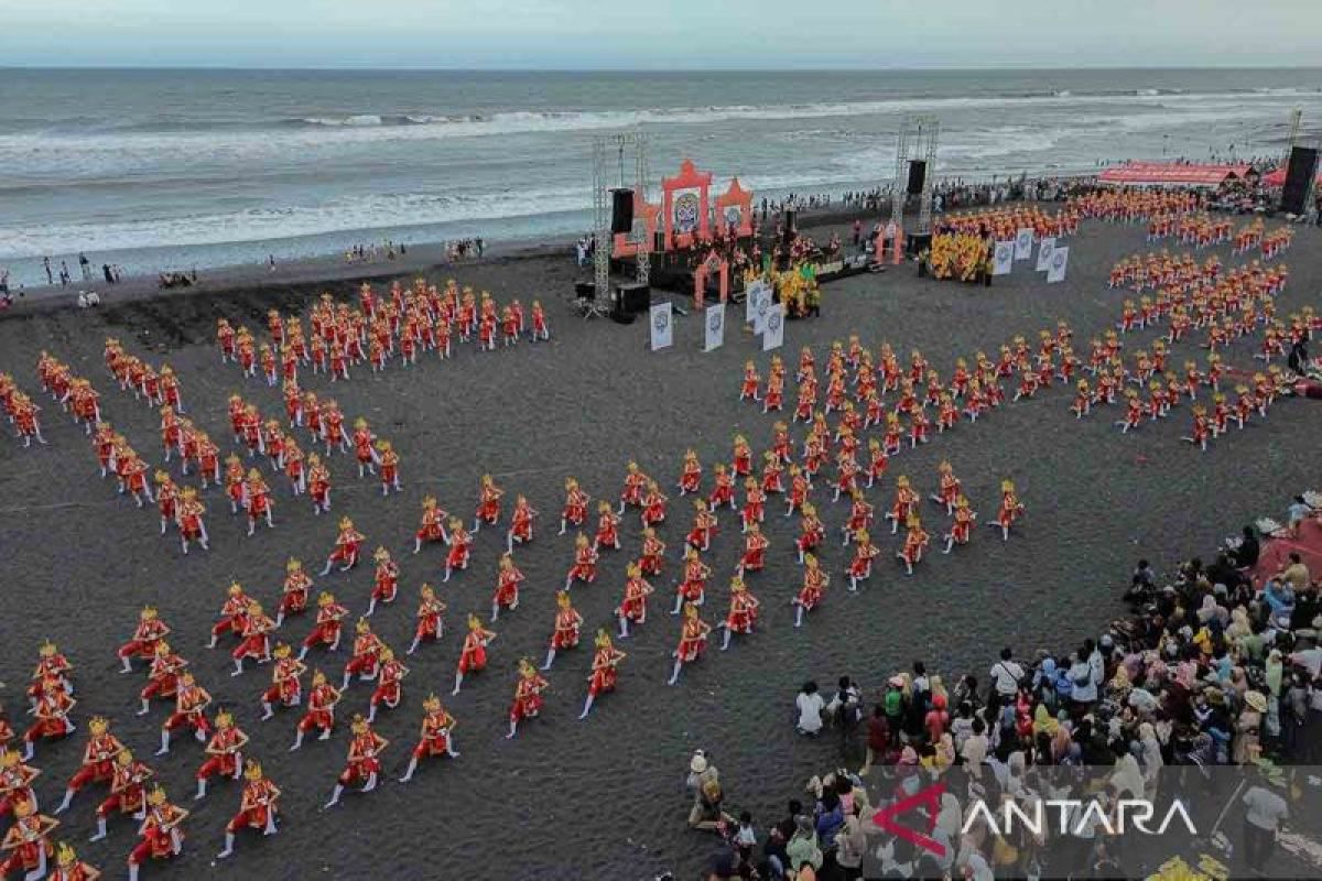 Ratusan penari topeng meriahkan Festival Segoro Topeng Kaliwungu ...