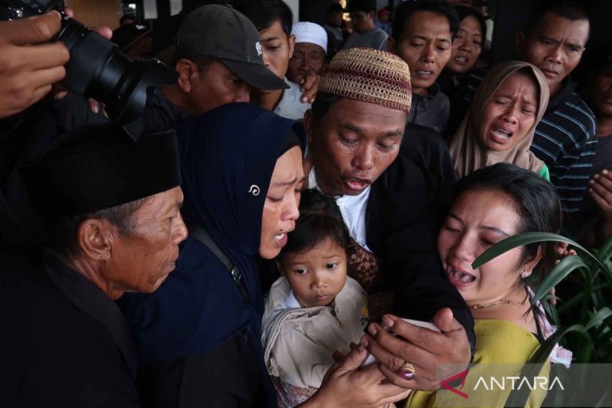 Tim SAR gabungan berhasil menemukan 14 korban selamat tenggelamnya KMP ...