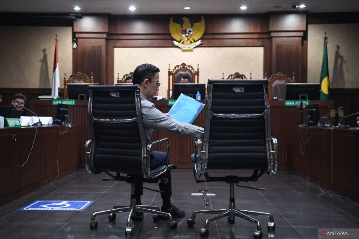 Tom Lembong bacakan nota pembelaan pada sidang korupsi gula - ANTARA ...