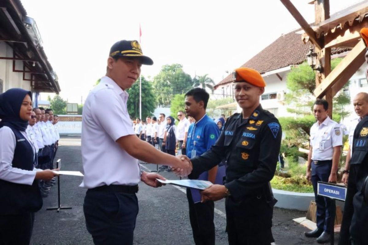 KAI Daop 6 Yogyakarta berikan penghargaan kepada petugas yang ...