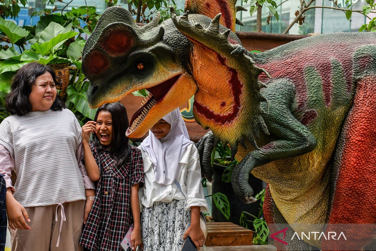 Liburan edukatif di Bandung, Dilophosaurus raksasa hadir di Jurassic Java PVJ - ANTARA News