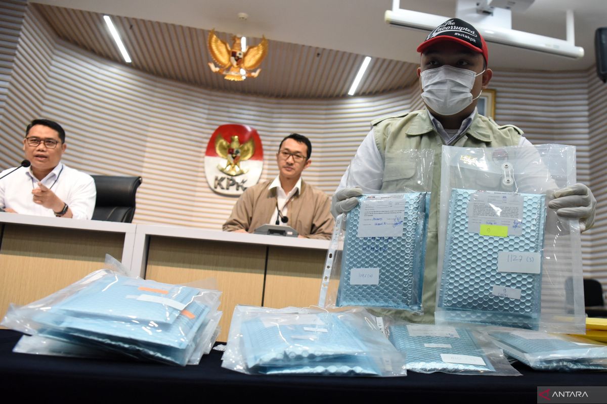 KPK tunjukkan barang bukti kasus pengadaan mesin EDC BRI - ANTARA News