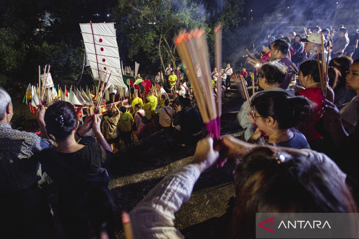 Melihat ritual bakar tongkang, simbol keberanian dan harapan untuk ...