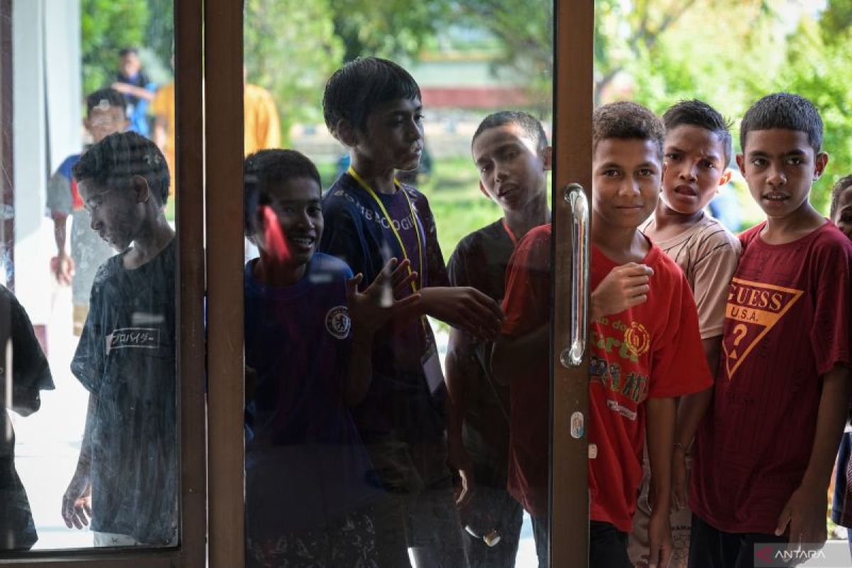 Siswa sekolah rakyat jalani pemeriksaan kesehatan sebelum berasrama di Sekolah Rakyat Kupang ...