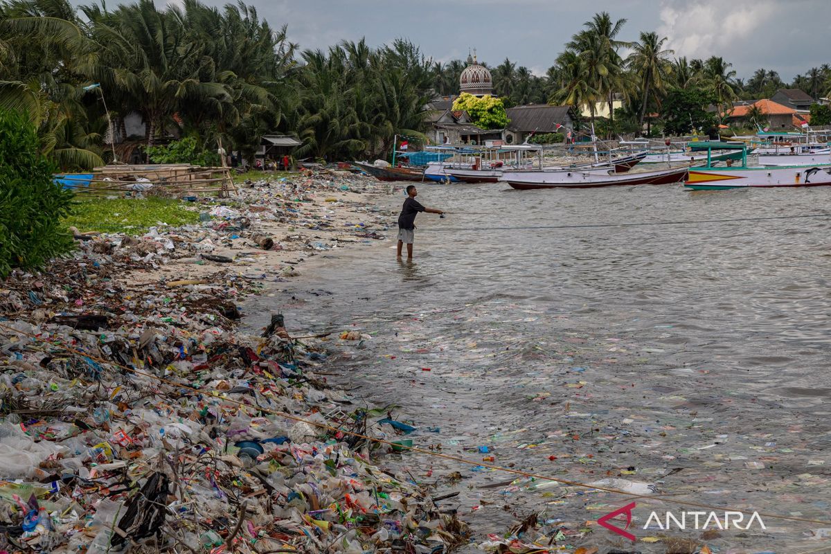 Sampah penuhi pantai di Pulau Masalembu - ANTARA News