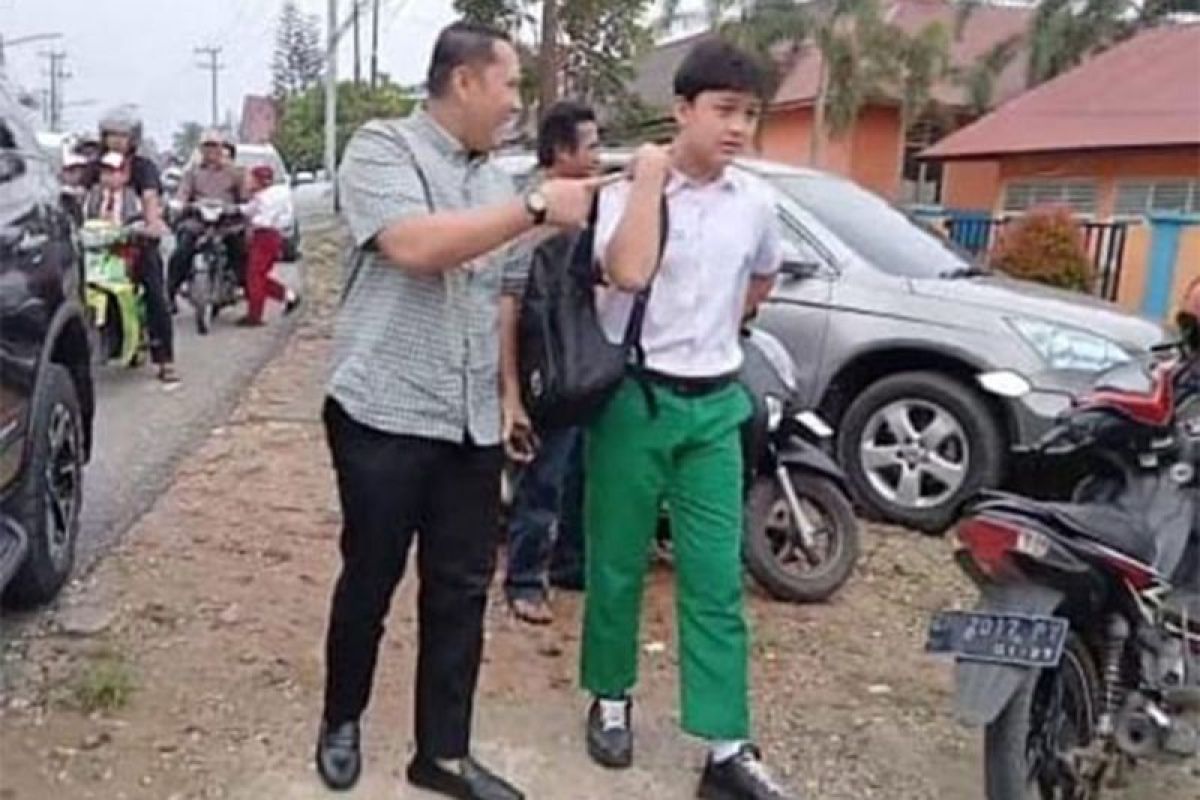 Bupati Merangin turut antar anak ke sekolah di hari pertama - ANTARA News Jambi