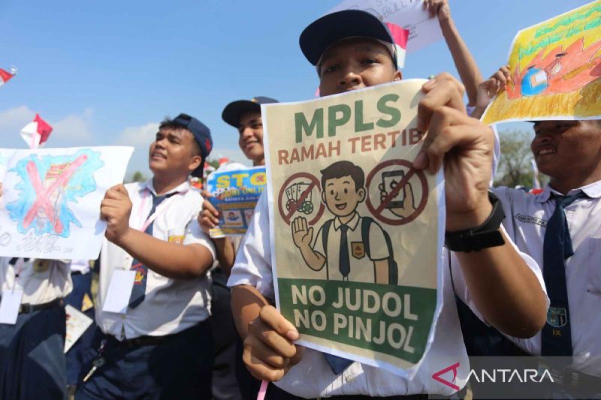 Kampanye anti Judol dan Pinjol pada pembukaan MPLS di Jawa Timur ...