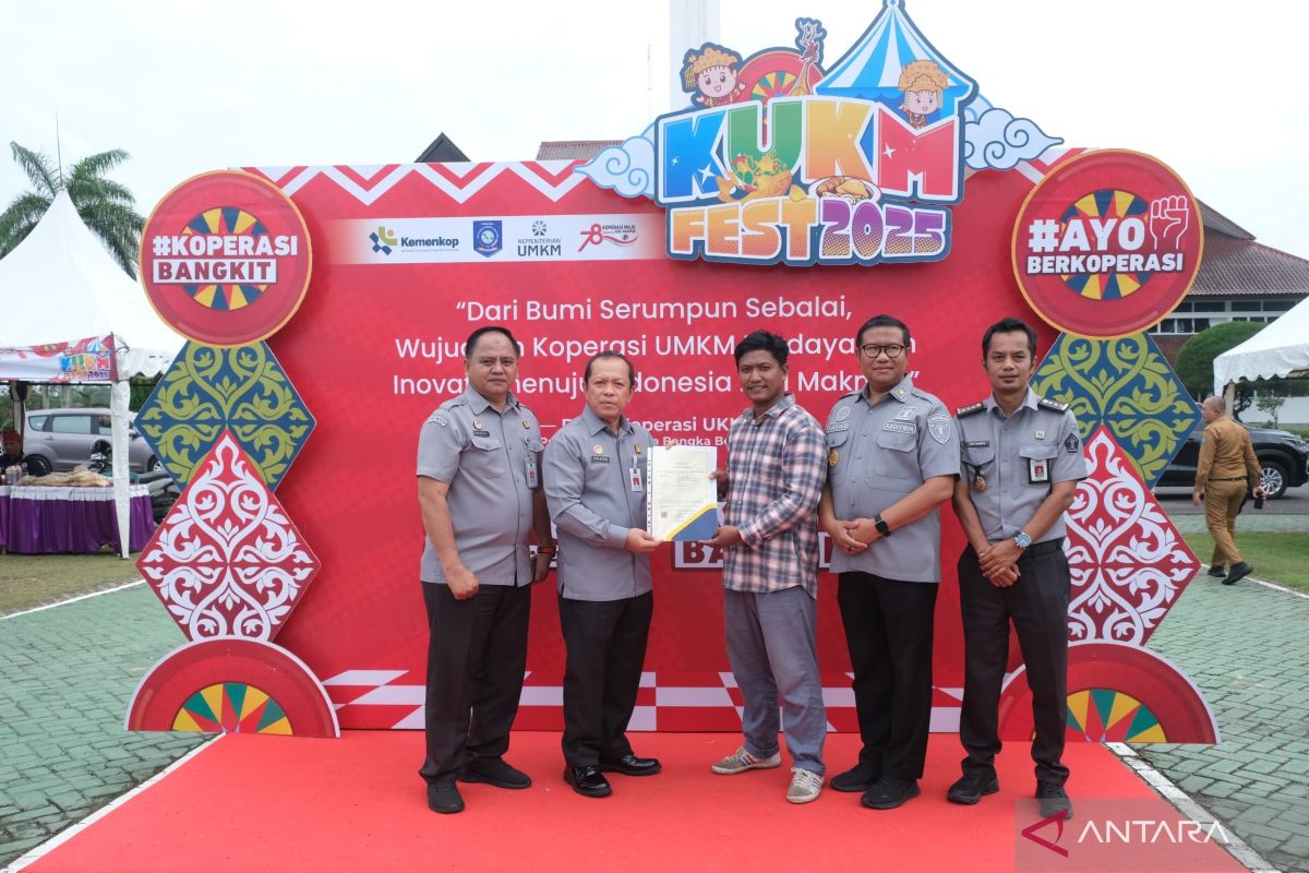 Kanwil Kemenkum Babel serahkan sertifikat merek jasa "Kokawa" di KUKM Fest 2025 - ANTARA News ...