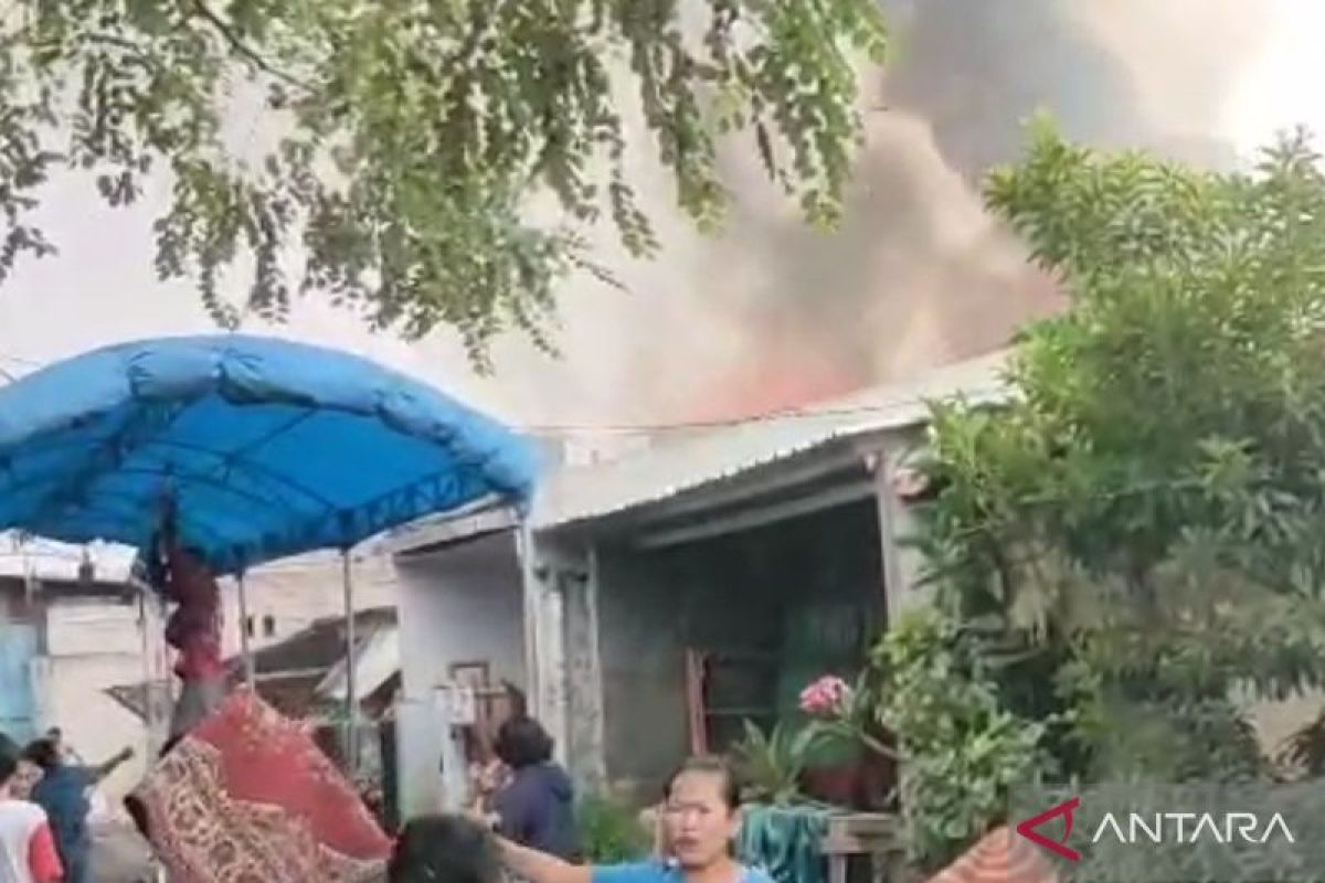 Petugas padamkan kebakaran rumah di Kalideres Jakbar - ANTARA News