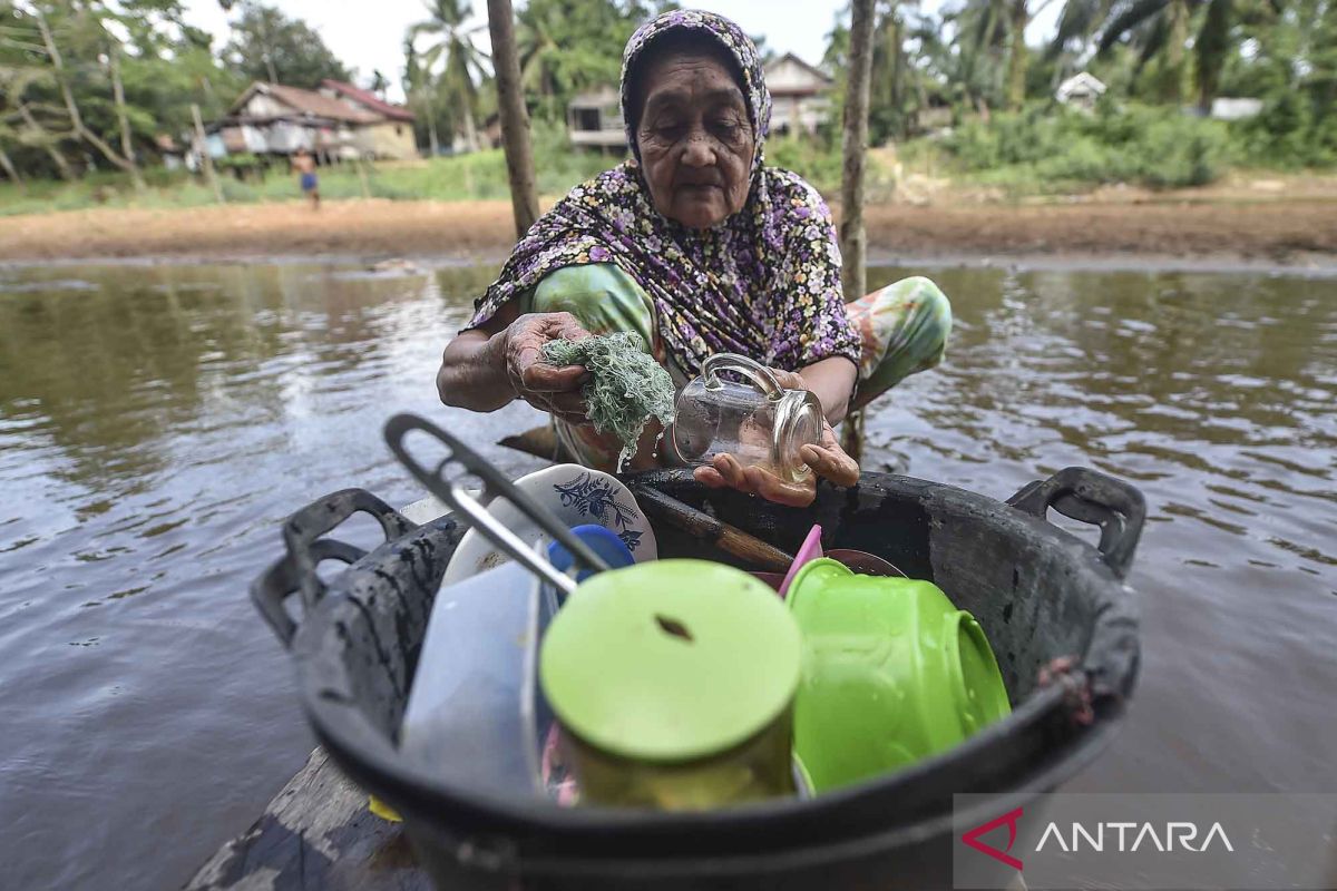 Kemarau mulai melanda daerah Muaro Jambi mengakibatkan warga kesulitan air bersih - ANTARA News
