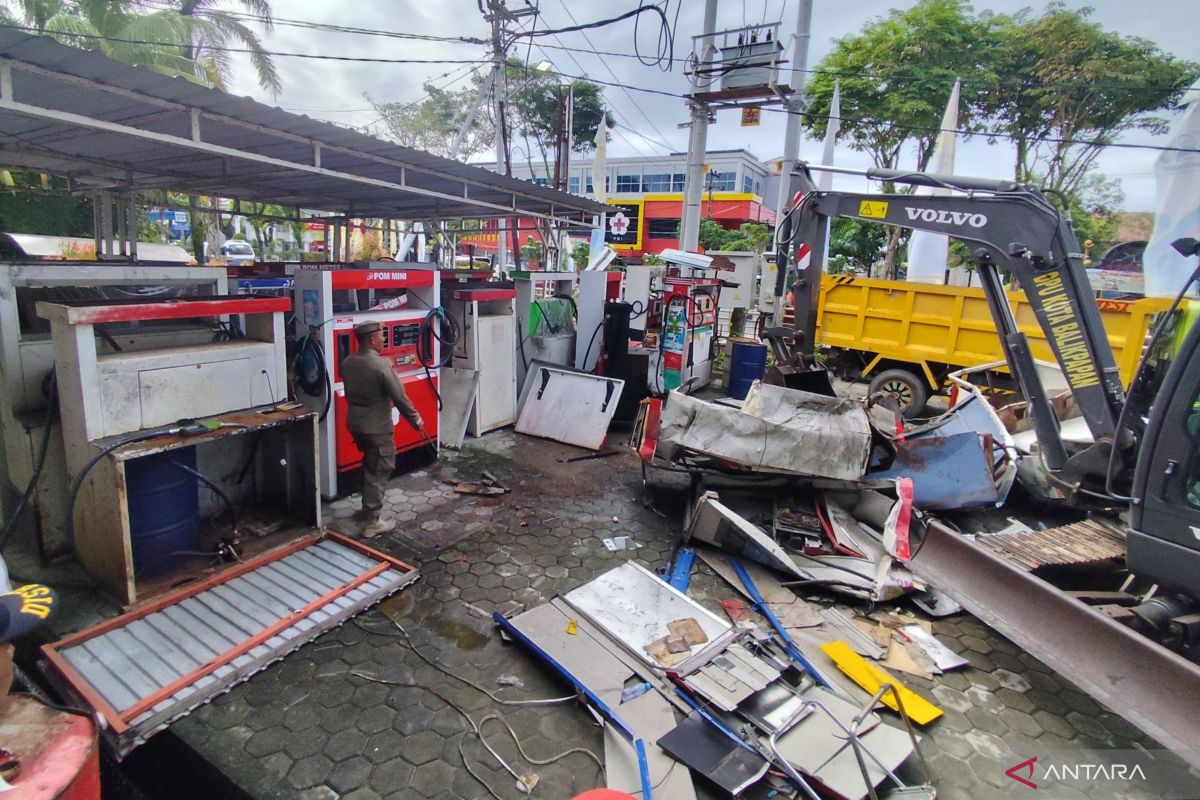 Satpol PP Balikpapan tertibkan penjual BBM eceran - ANTARA News Kalimantan Timur