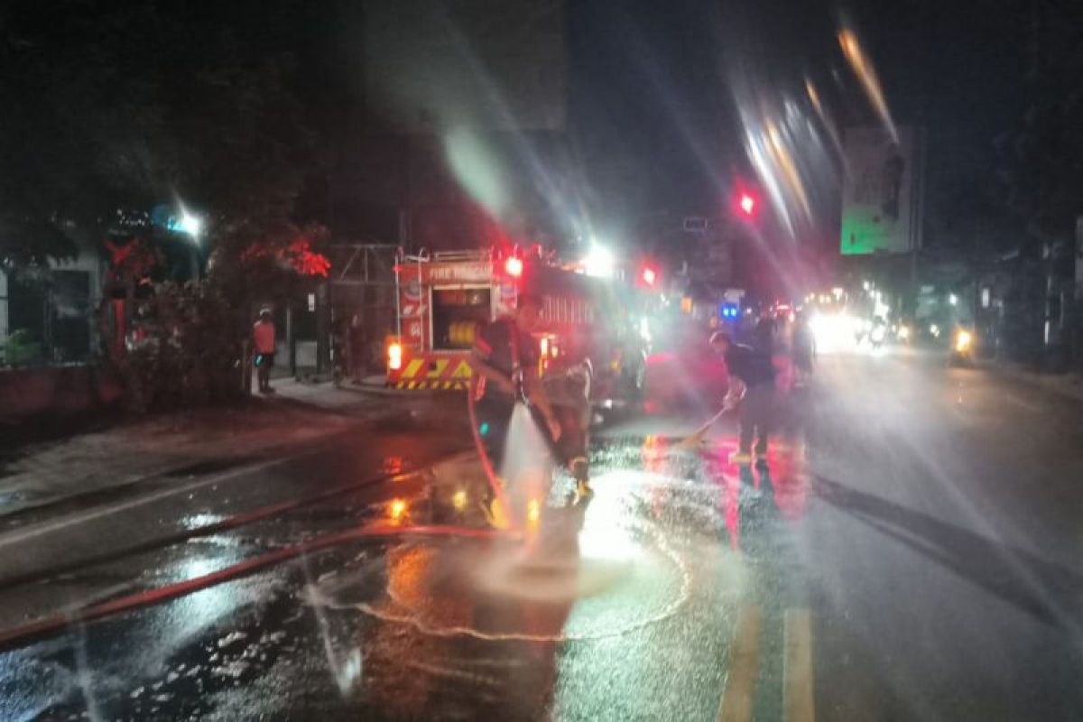 BPBD Bantul mengerahkan armada damkar bersihkan tumpahan solar di Sedayu - ANTARA News ...