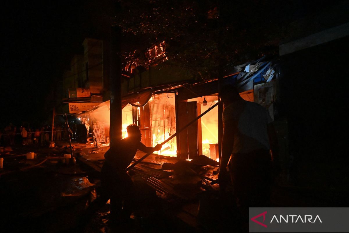 Kebakaran landa pasar terbesar di Palu, puluhan lapak hangus terbakar - ANTARA News