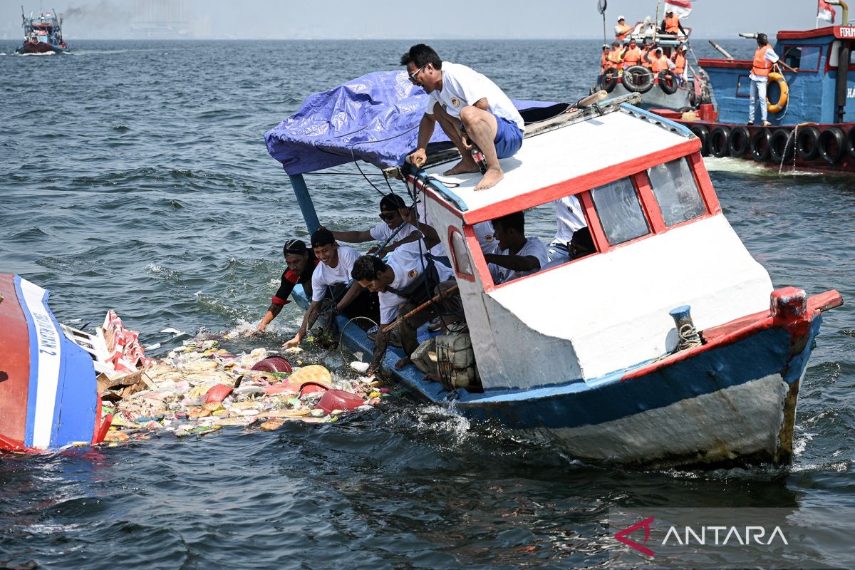 Melihat tradisi Sedekah laut Nadran nelayan Muara Angke Jakarta ...