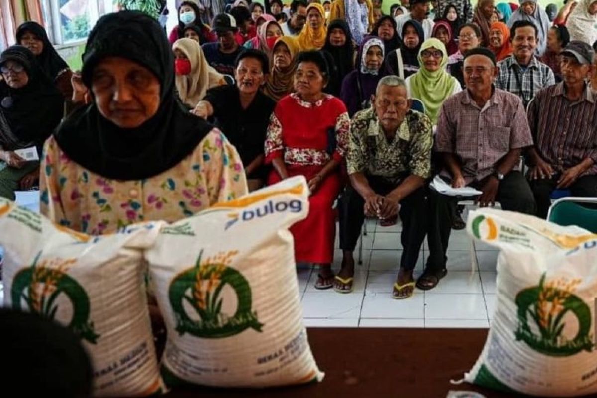 Bulog salurkan 165,16 ton beras bantuan untuk 8.285 KPM di Kota Madiun - ANTARA News Jawa Timur