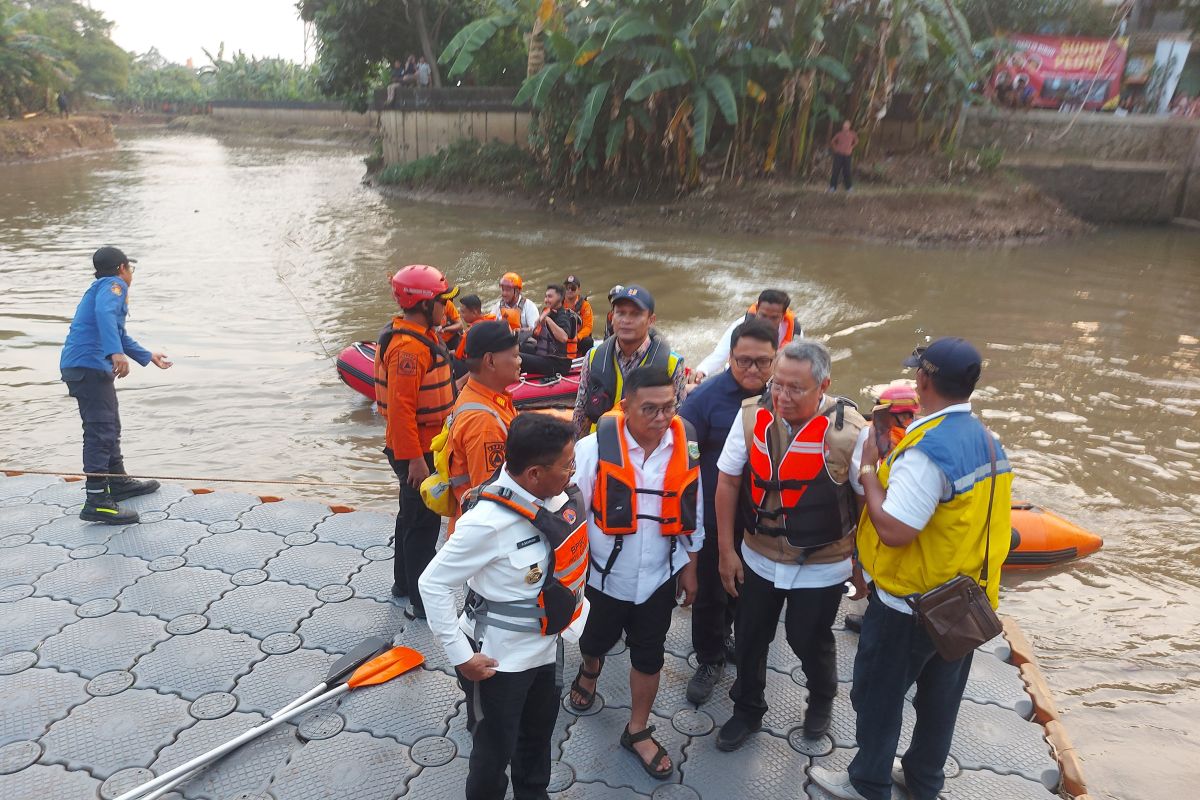 Gubernur Andra Soni susur Kali Angke 10 inventarisir penyebab banjir ...