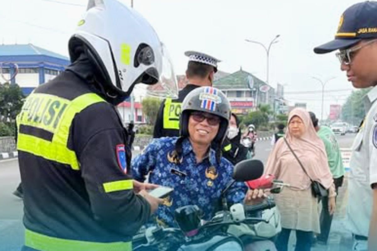 Ratusan pengendara terjaring operasi razia pajak kendaraan di Karawang - ANTARA News Megapolitan