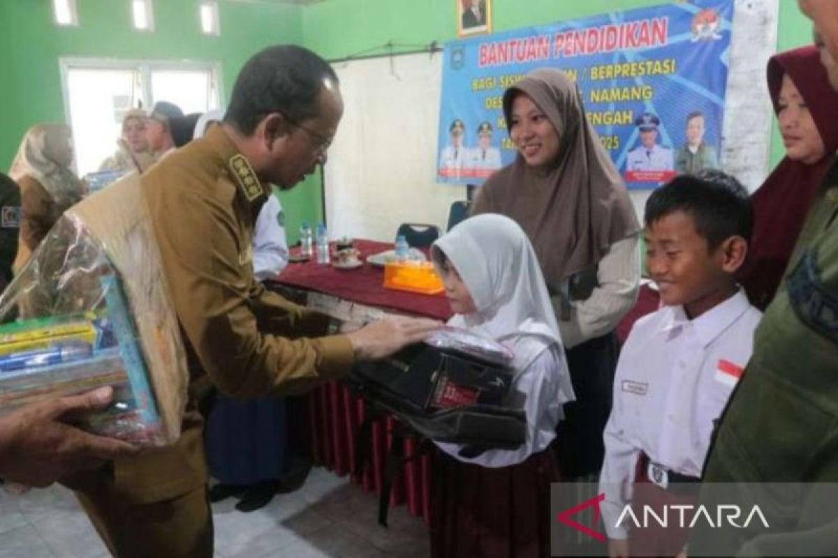 Pemkab Bangka Tengah salurkan bantuan perlengkapan sekolah untuk 35 pelajar - ANTARA News Bangka ...