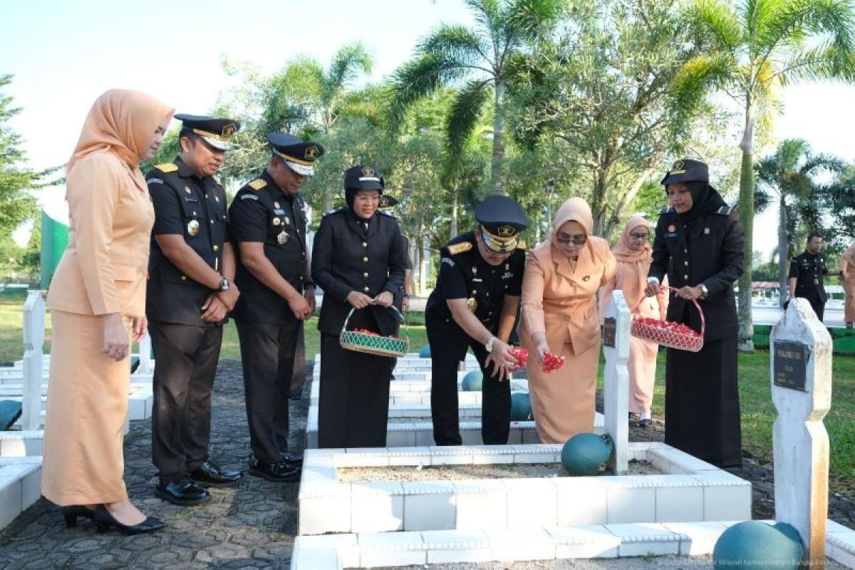 Kakanwil Kemenkum Babel pimpin Upacara Tabur Bunga di TMP Pawitralaya - ANTARA News Bangka Belitung