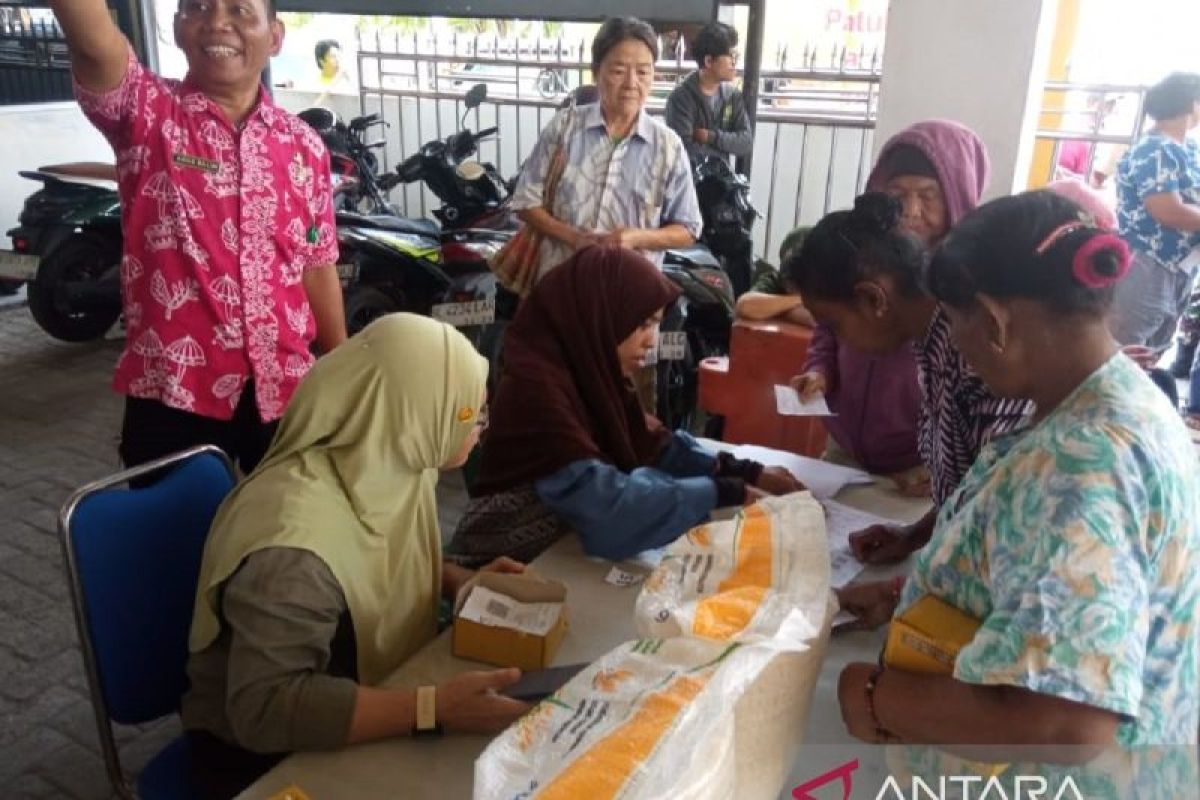 Bulog Sumut-TNI salurkan beras bantuan pangan di Medan - ANTARA News Sumatera Utara