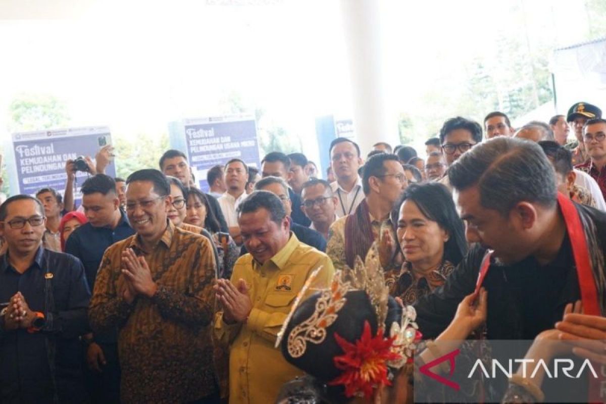 Menteri UMKM disambut tor-tor tandok saat hadiri festival kemudahan dan perlindungan usaha mikro ...