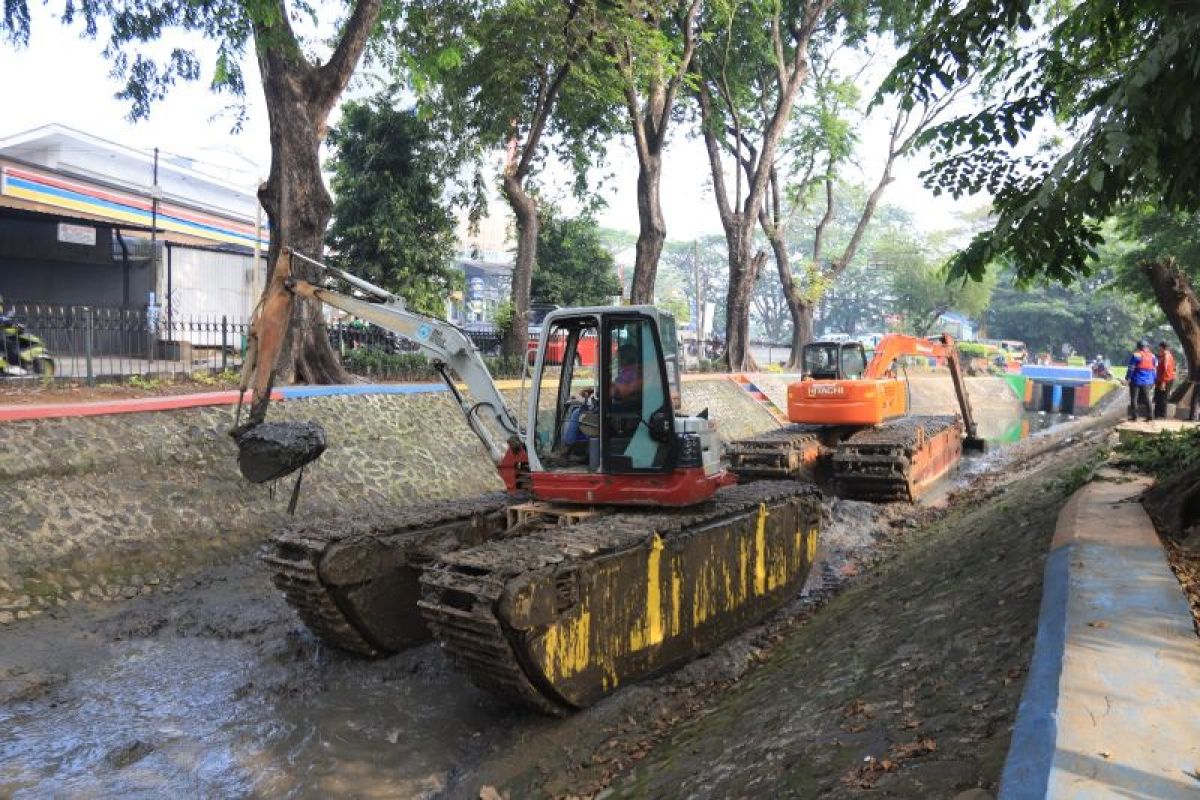 Dinas PUPR Kota Tangerang normalisasi irigasi depan lapangan Ahmad Yani - ANTARA News Banten