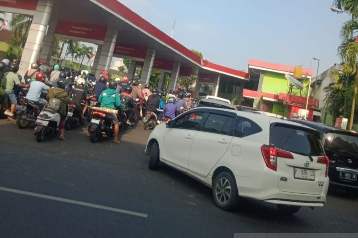 Jalur Gumitir ditutup, antrean panjang terjadi pada sejumlah SPBU di Jember - ANTARA News Jawa Timur