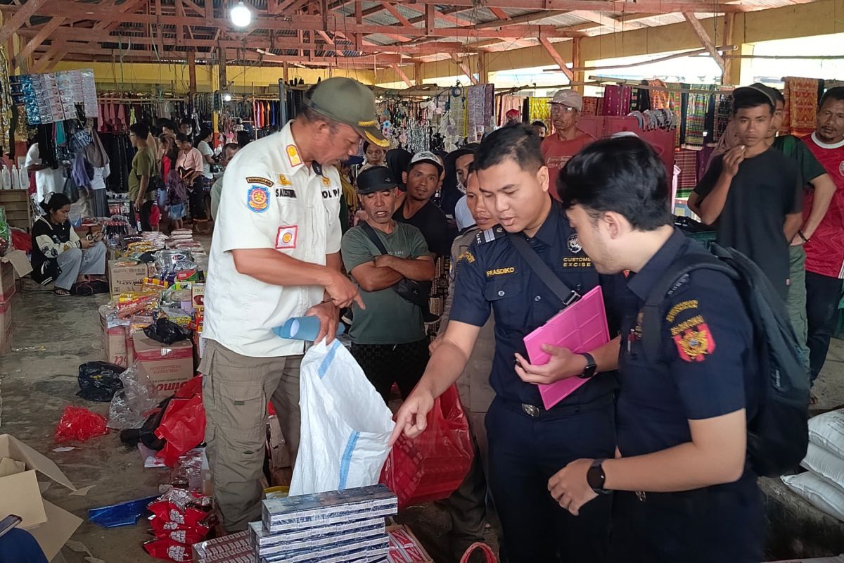 Satgas mengamankan 414 bungkus rokok ilegal di Pasar Manggarai Barat - ANTARA News Kupang