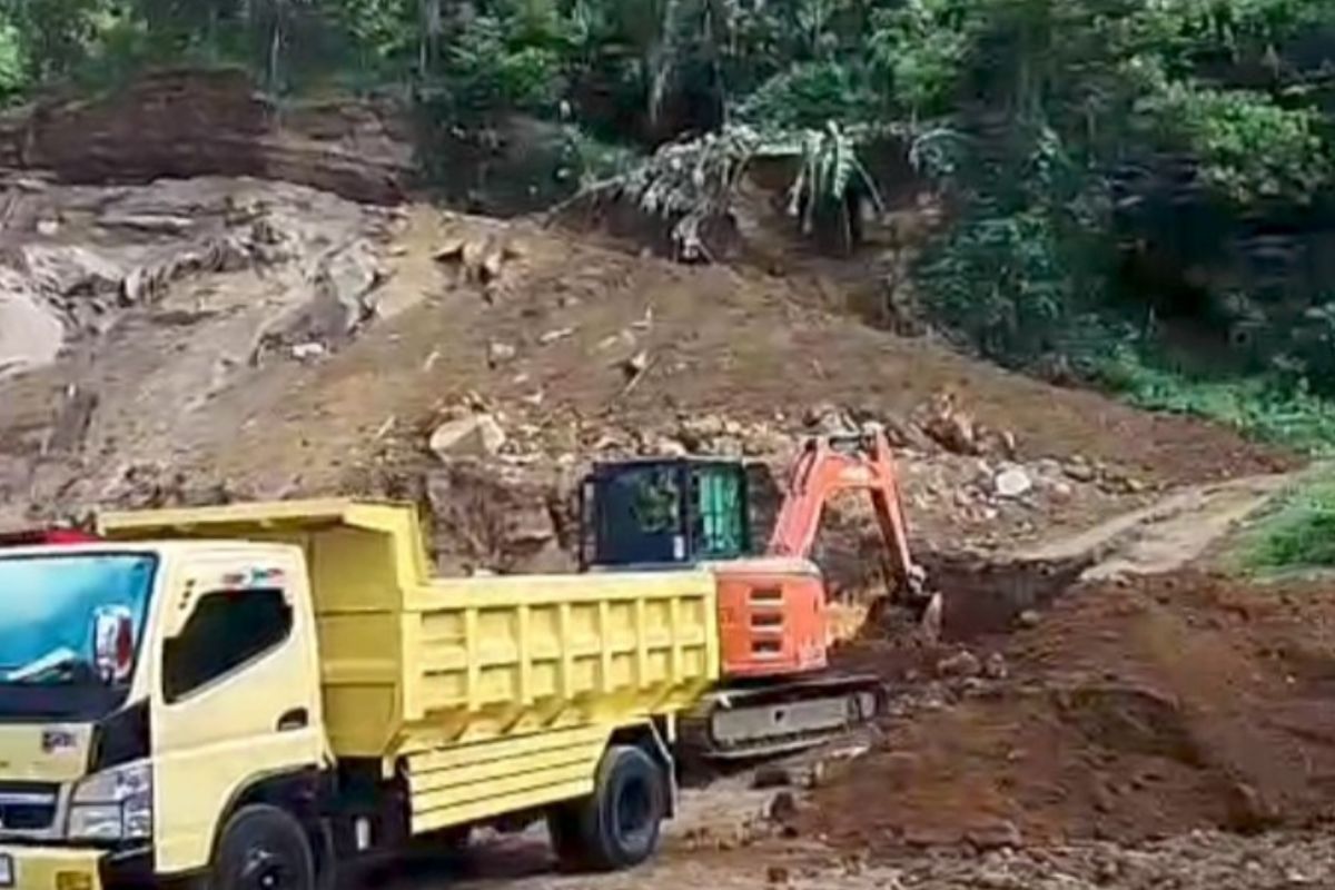 Pemkot Ternate tutup galian C di kawasan Kalumata diduga illegal - ANTARA News Ambon, Maluku