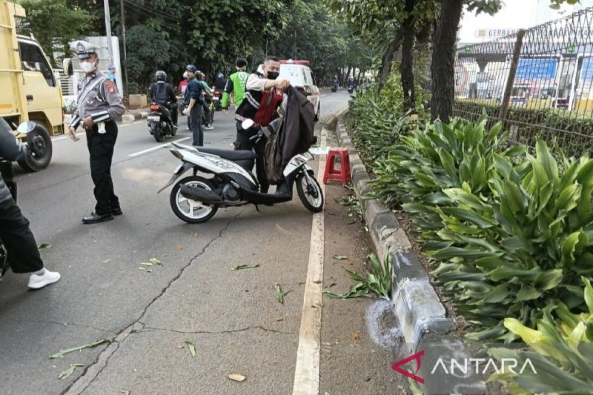Pengendara motor tewas usai tabrak pembatas jalan di Jaksel - ANTARA News